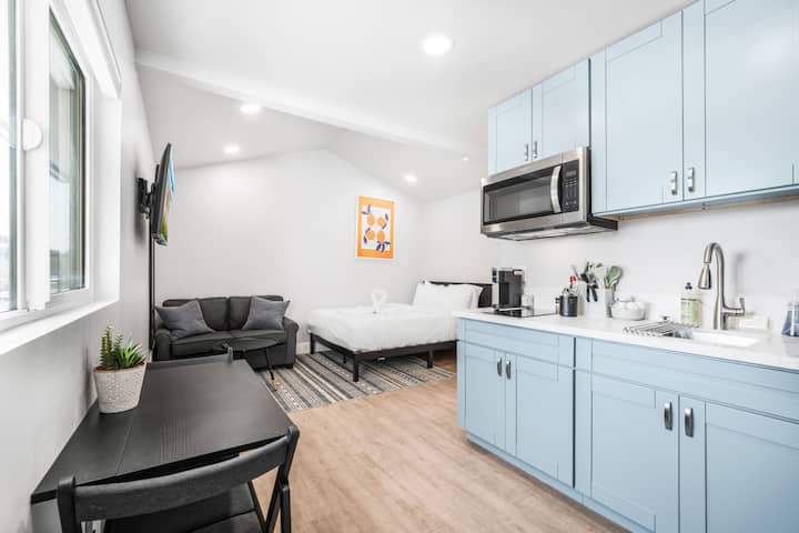 Urban Chic Apartment Recently Remodeled W/ Parking - La Mesa, CA