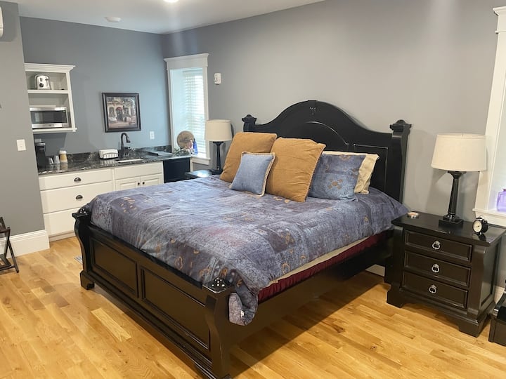 Wharf Street Riverfront Inn - Courtyard Suite 104 - Hermann, MO