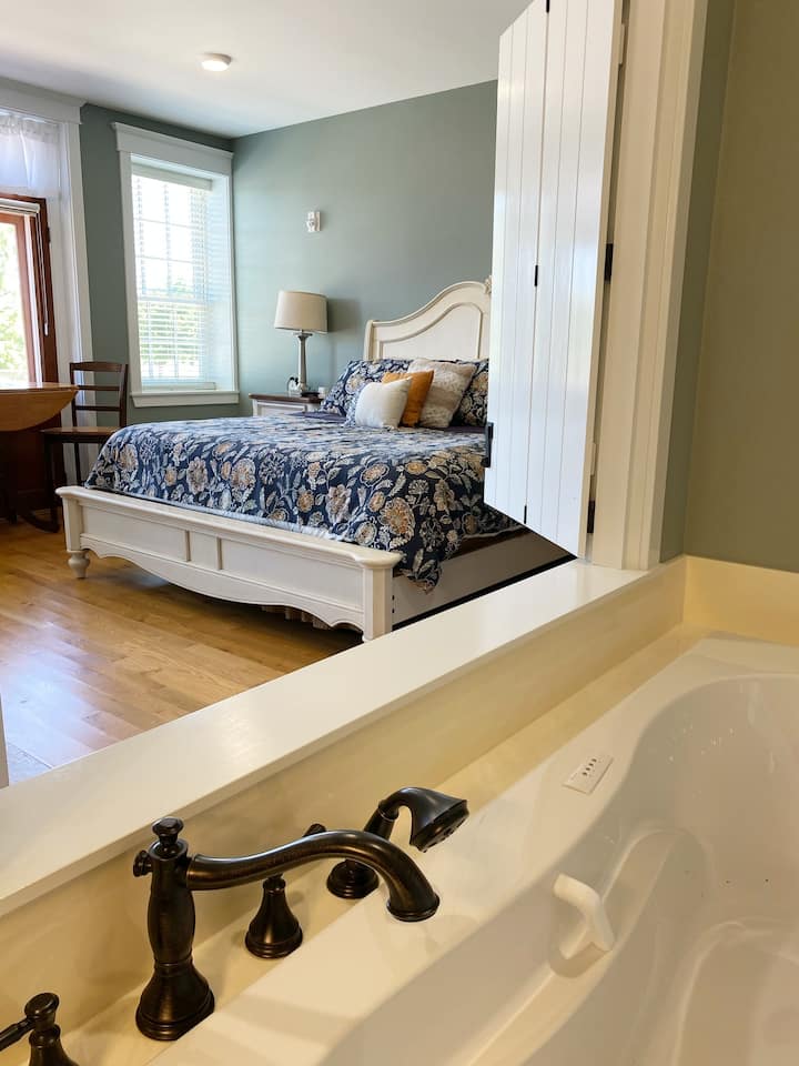 Wharf Street Riverfront Inn- Riverfront Suite 105 - Hermann, MO
