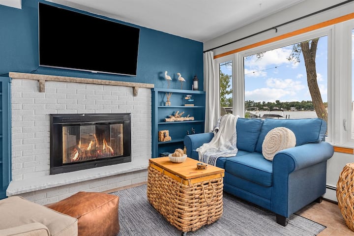Pet-friendly Retreat: Cozy Fireplace & Game Shed - Spring Lake, WI