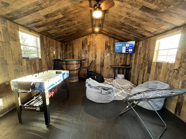 Pet-friendly Retreat: Cozy Fireplace & Game Shed - Spring Lake, WI