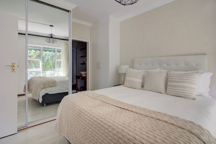 Regency Rose - Stylish, Private, Patio & Garden - Alexandra, South Africa