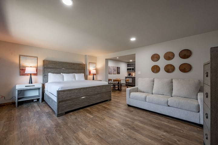 Cove Creek Lodge: 103 Poolside Executive King - Deep Creek Lake, MD