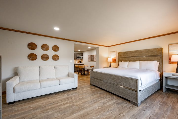 Cove Creek Lodge: 104 Poolside Executive King - Oakland, MD