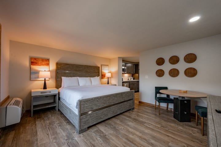 Cove Creek Lodge: 105 Poolside Executive King - Deep Creek Lake, MD