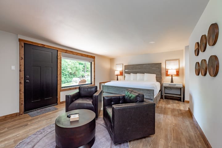 Cove Creek Lodge: 106 Lakeside Executive King - Deep Creek Lake, MD