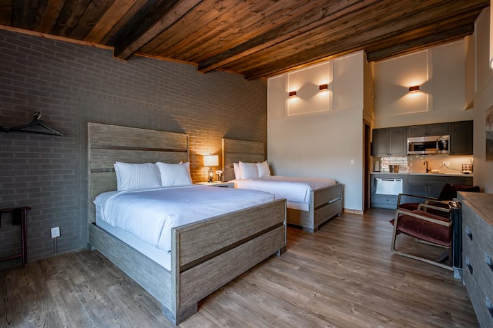 Cove Creek Lodge: 203 Poolside Double Queen Room - Deep Creek Lake, MD