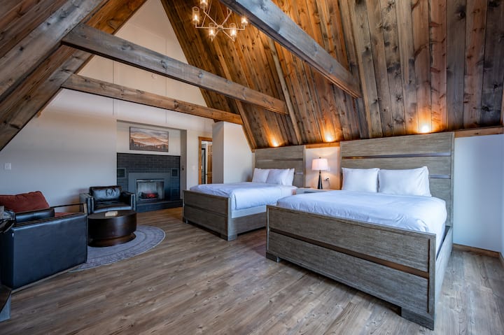 Cove Creek Lodge: 204 Poolside 2-queen W/fireplace - Deep Creek Lake, MD