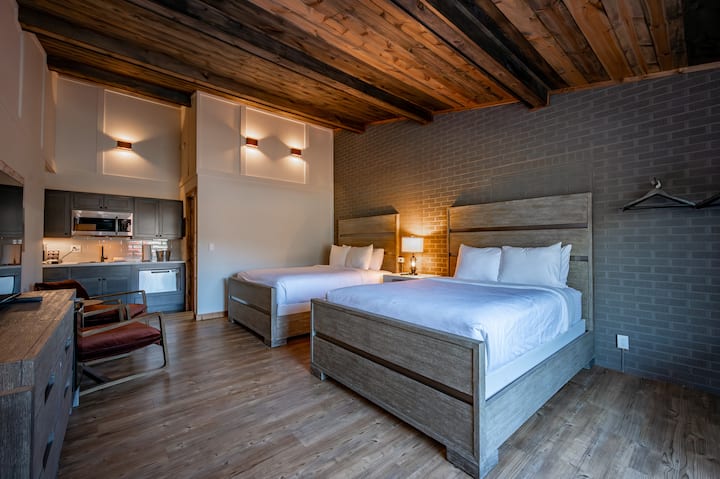 Cove Creek Lodge: 205 Poolside Double Queen Room - Oakland, MD