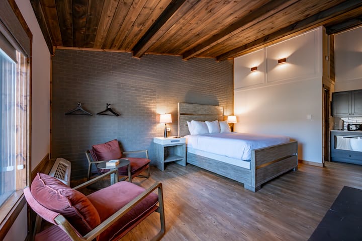 Cove Creek Lodge: 206 Standard King Room - Deep Creek Lake, MD