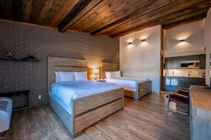 Cove Creek Lodge 209: Standard Double Queen Room - Deep Creek Lake, MD