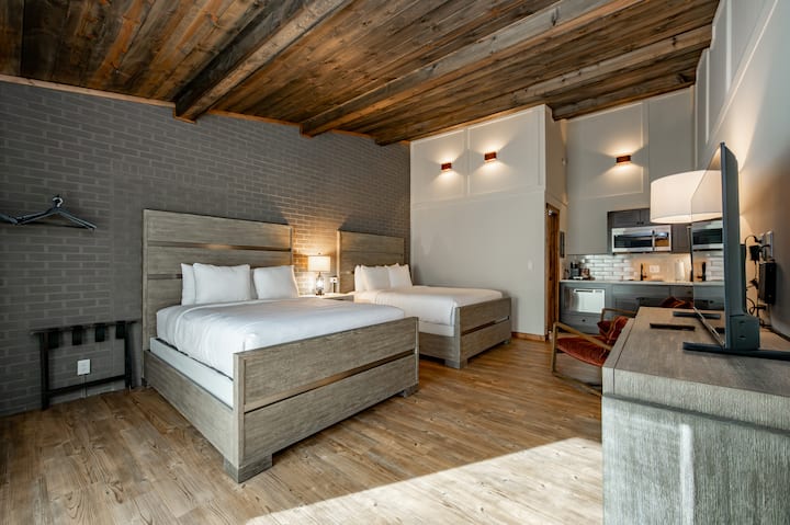 Cove Creek Lodge: 213 Dog Friendly 2-queen Room - Oakland, MD