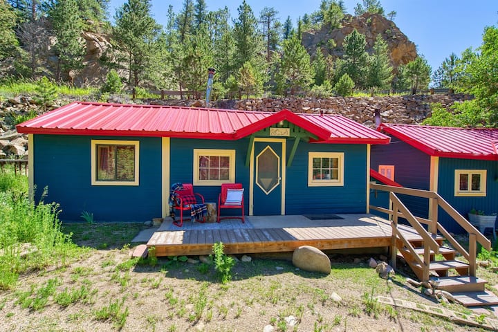 Cozy Riverside Cabin — Romantic Couples Retreat - Allenspark, CO