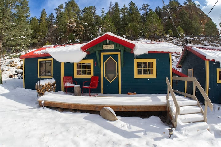 Cozy Riverside Cabin — Romantic Couples Retreat - Allenspark, CO