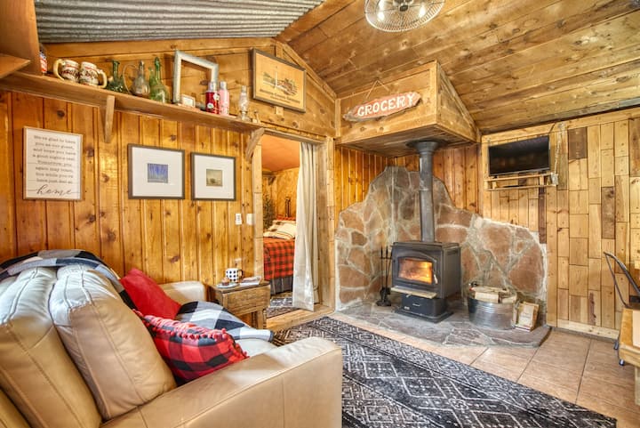 Cozy Riverside Cabin — Romantic Couples Retreat - Allenspark, CO