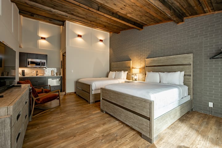 Cove Creek Lodge: 215 Standard Double Queen Room - Deep Creek Lake, MD