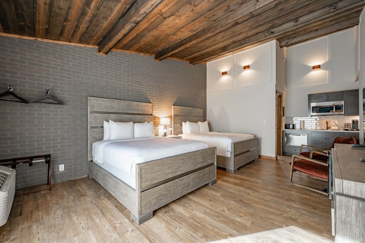 Cove Creek Lodge: 216 Lakeside Double Queen Room - Oakland, MD