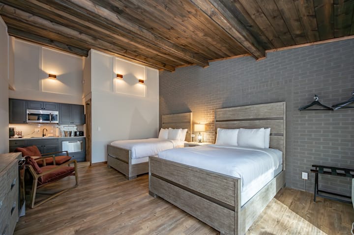 Cove Creek Lodge: 218 Lakeside Double Queen Room - Oakland, MD