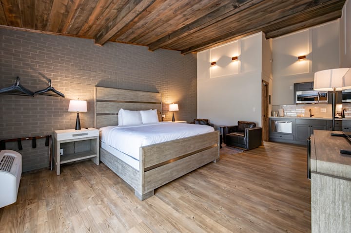 Cove Creek Lodge: 219 Lakeside Executive King - Deep Creek Lake, MD