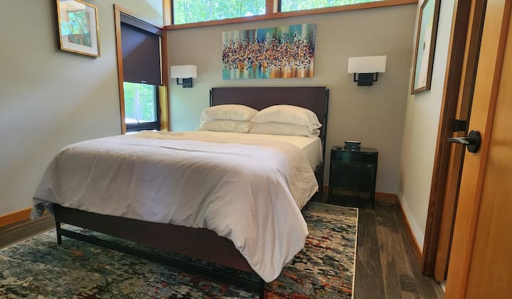 Suite 5 At Piedmont Grove: Deluxe Queen Suite - Wintergreen, VA