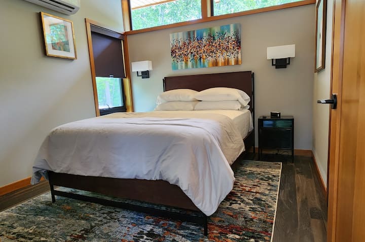 Suite 10 At Piedmont Grove: Deluxe Queen Suite - Wintergreen