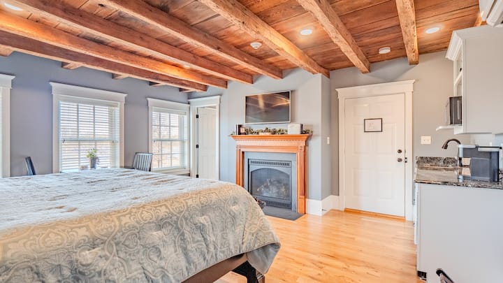 Wharf Street Riverfront Inn- Riverfront Suite 201 - Hermann, MO