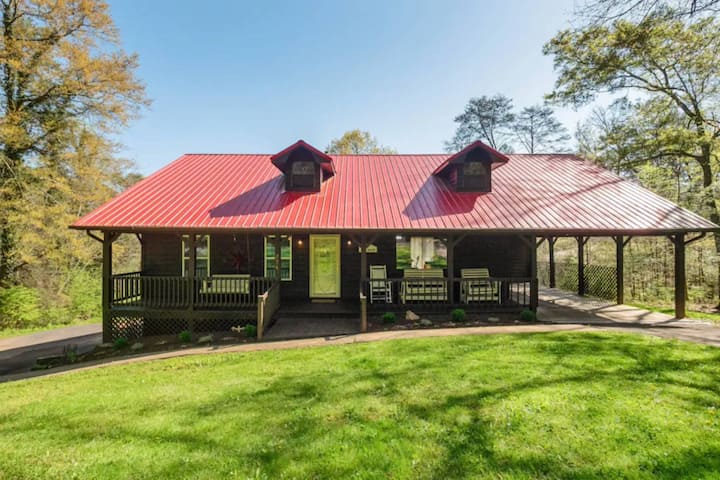 Private Cabin - Pets Welcome - Large Outdoor Space - Lookout Mountain, TN
