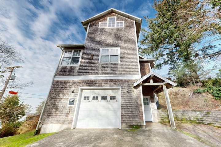 Gorgeous 3br Oceanview | Hot Tub | Fireplace - Oceanside, OR