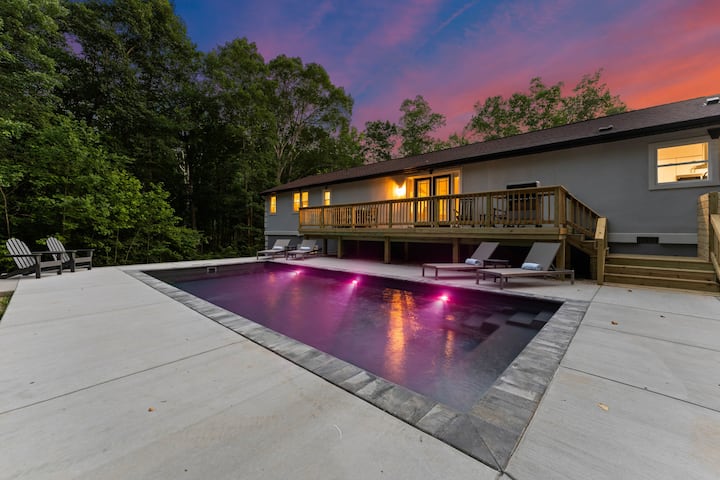 Fireside Fun Remodeled Lakefront | Sleeps 18 Pool - Lake Norman, NC
