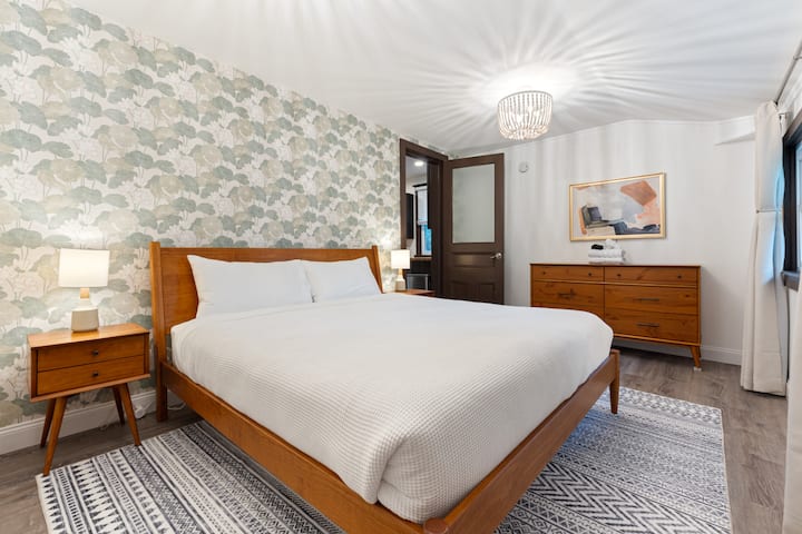 June Promo | 2br W/ Parking, Walk To Zoo + Bars - Syracuse, NY