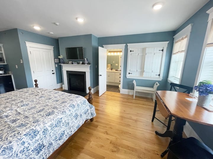Wharf Street Riverfront Inn- Riverfront Suite 205 - Hermann, MO