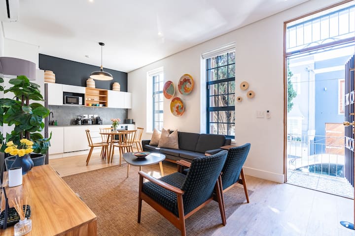Charming, Central & Colourful 2bed + Hot Tub - Cape Town
