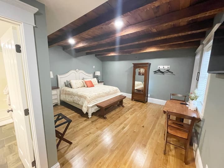 Wharf Street Riverfront Inn- Courtyard Suite 202 - Hermann, MO