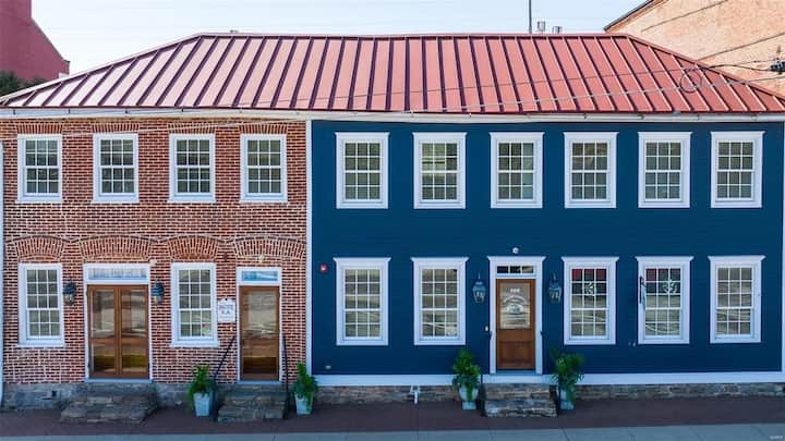 Wharf Street Riverfront Inn- Courtyard Suite 204 - Hermann, MO