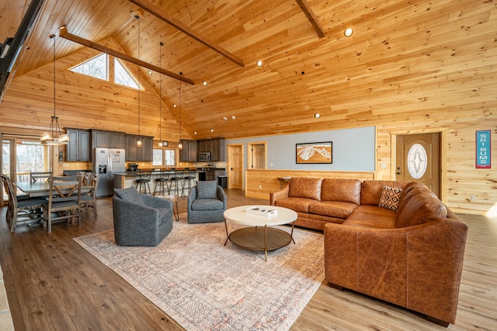 Wisp-top Chalet W/ Luxe Suites & Hot Tub - Deep Creek Lake, MD