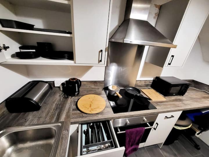 Modern En-suite With Kitchen Self-contained - Hull