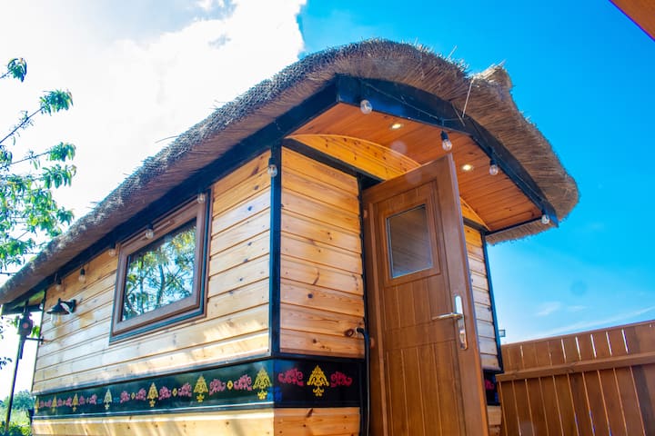 Shepard's Hut With Countryside View - Norfolk