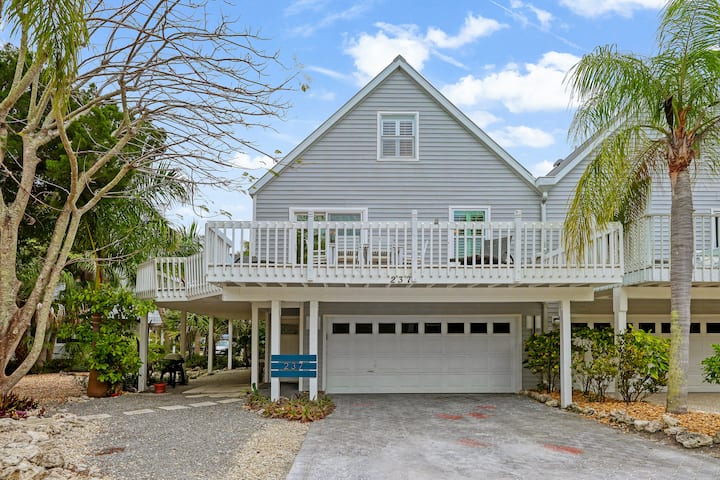 Coastal Villa! Lanai, Decks & Pool Access! - Anna Maria Island, FL