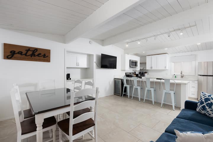 Beach Home On 45th In Newport W/ Patio & Parking - Newport Beach, CA