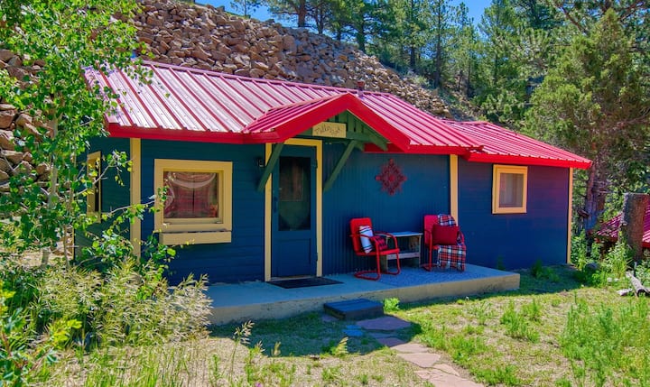 Vintage Riverside Cabin — Spacious Family Stay - Allenspark, CO