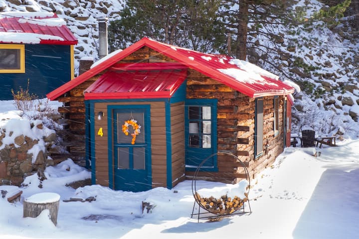 Family-friendly Mountain Cabin W/ Riverside Patio - Allenspark, CO