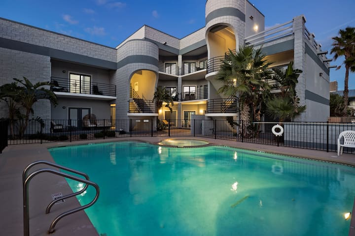 Gorgeous Condo Across From Beach - Sleeps 12! - South Padre Island