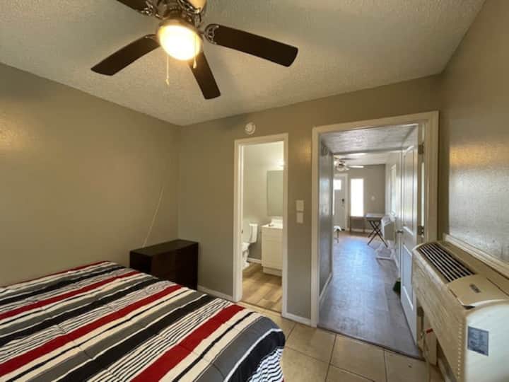 One Bed 1 Bath With Full Kitchen Near Fort Sill - Lawton, OK