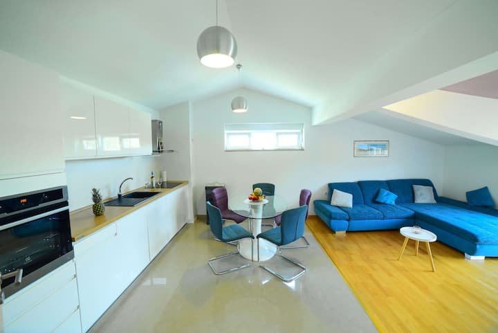 A-23403-a Appartement De Deux Chambres Avec Le - Sinj