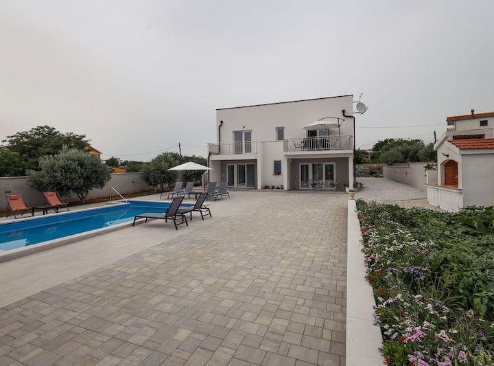 Holiday Homemilutin 1 - 4bedroom - Nin