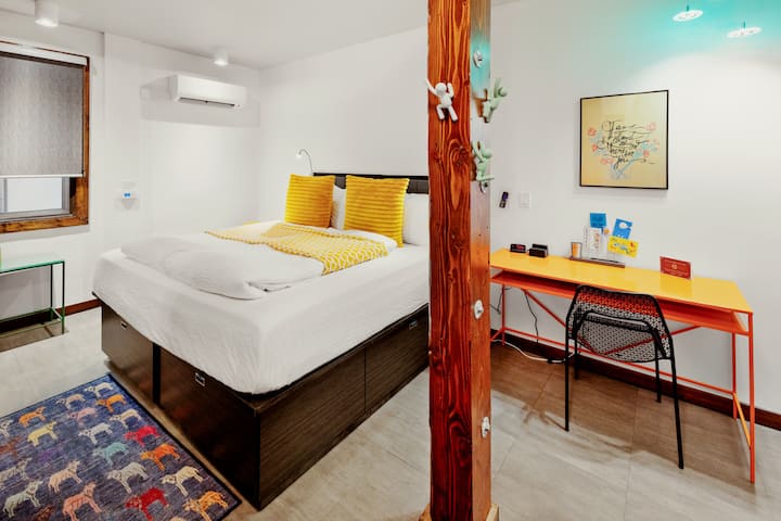 Downtown Spacious King. Hot Tub & Free Breakfast! - Juneau, AK