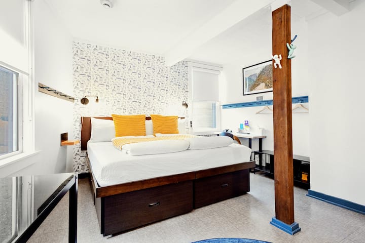 Downtown Spacious King. Hot Tub & Free Breakfast! - Juneau, AK