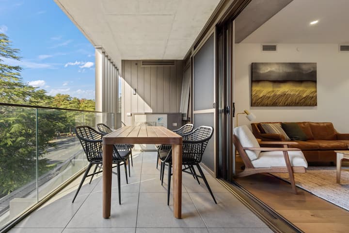 Elegant 2-bed Urban Retreat With Outdoor Dining - Canberra
