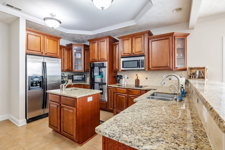 Spacious 4br Home: Desks & Smart Tvs In Every Room - Fayetteville, NC