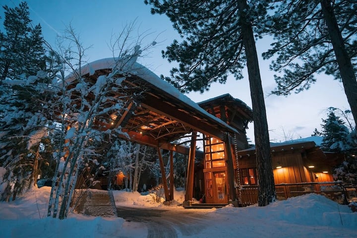 Log-styled Stay Near Palisades Tahoe – Ski & Dine - Truckee, CA